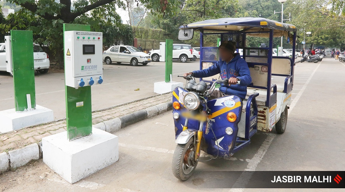 Man stopped by Delhi Police while carrying mother’s body in e-rickshaw ...