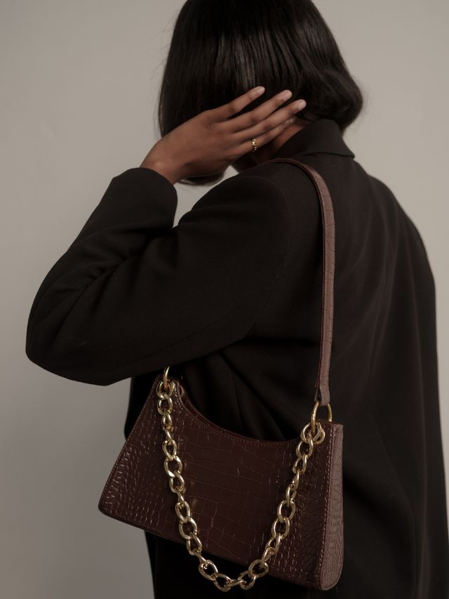 Women, carrying your handbag this way may cause postural problems | The ...