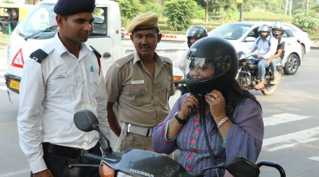 Traffic police start felicitating riders for wearing helmets | Mumbai ...