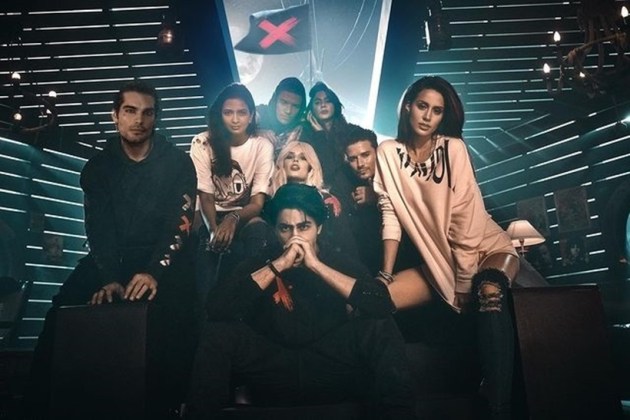 Shah Rukh-Gauri Khan pose with Aryan, Suhana and AbRam in perfect ...