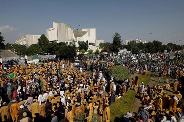 Turmoil in Pakistan: Govt supporters take to streets to oppose Imran ...