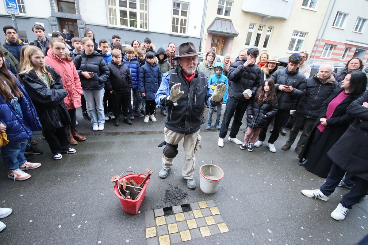 German artist nearing 100,000 cobblestones to mark victims of Nazis ...