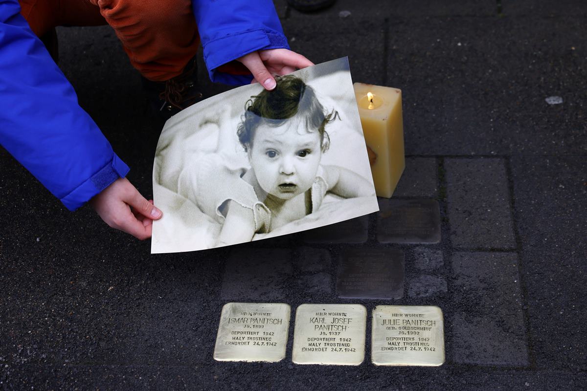 German artist nearing 100,000 cobblestones to mark victims of Nazis ...