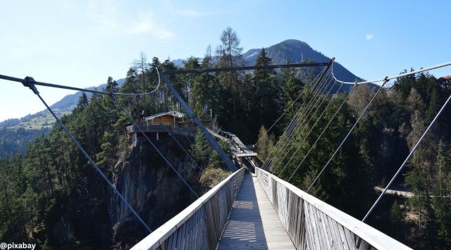 Man plunges 70 feet while bungee jumping in Brazil to celebrate his ...