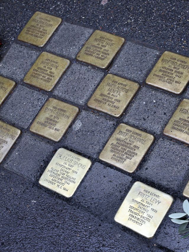 German artist nearing 100,000 cobblestones to mark victims of Nazis ...