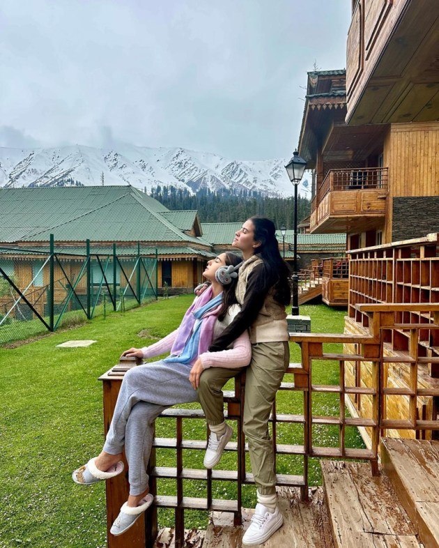 Sara Ali Khan enjoys ‘full moon’ with mom Amrita Singh in Kashmir ...