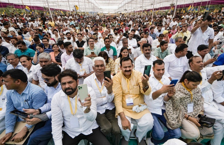 Students to workers, hundreds flock to Ramlila Maidan for AAP’s ‘maha ...