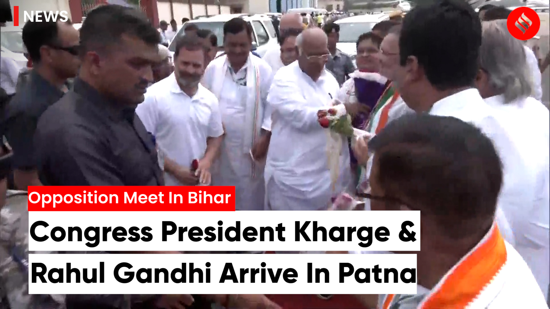 Congress president mallikarjun kharge and rahul gandhi arrive in patna ...