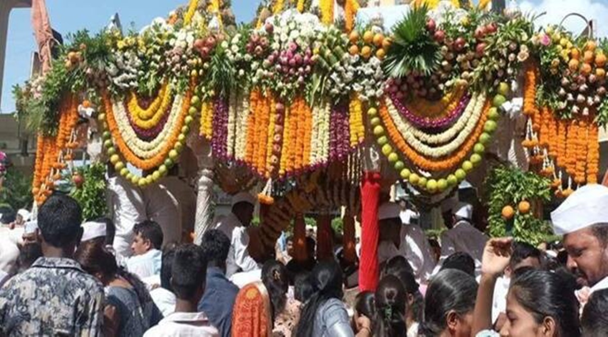 Palkhi 2023: Delayed monsoon keeps Maharashtra farmers busy, attendance ...