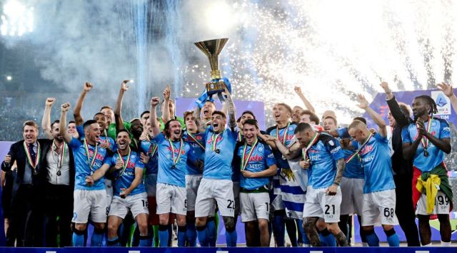 Giovanni Di Lorenzo becomes 1st Napoli player to lift Serie A trophy in ...