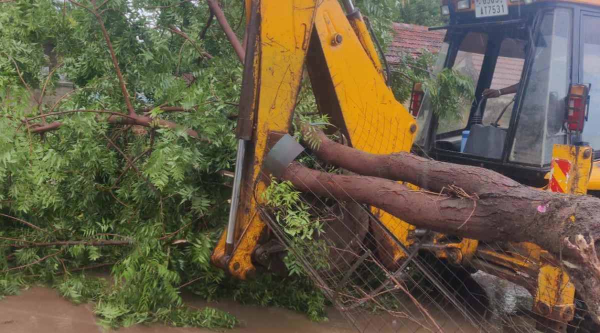 12 hours after its landfall, cyclone Biparjoy continues to batter ...