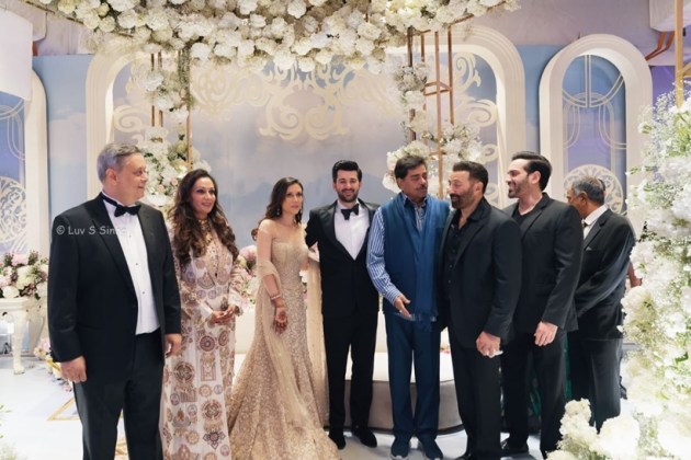 Dharmendra-Prakash Kaur, Sunny Deol-Pooja Deol pose with newlyweds ...