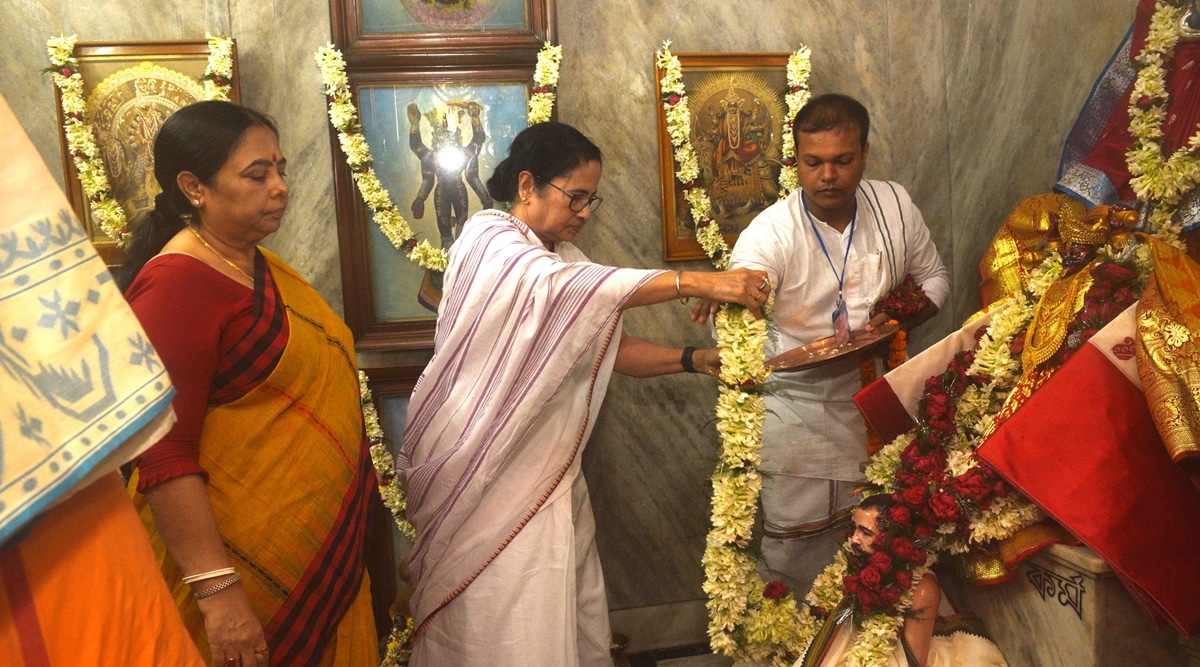 Accompanied by Abhishek’s mother, Mamata offers prayer at Adyapeath ...
