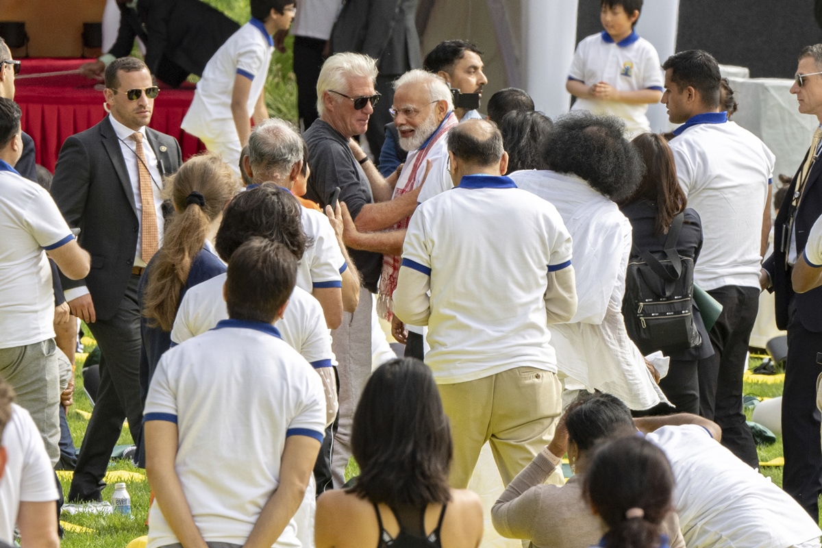 Richard Gere hugs PM Narendra Modi during Yoga Day event at UN ...