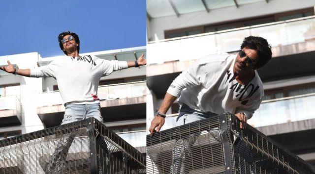 Shah Rukh Khan dances to ‘Jhoome Jo Pathaan’ with fans outside Mannat ...