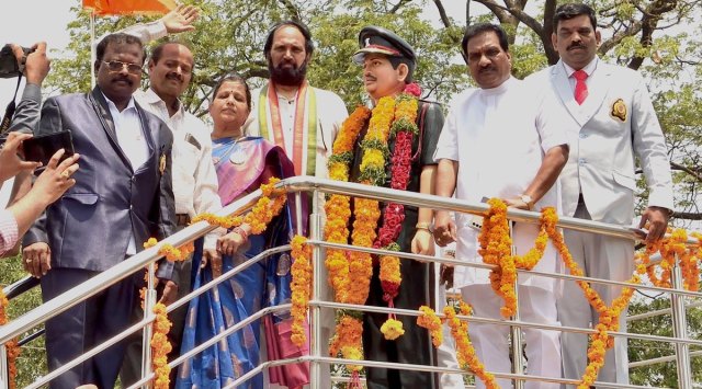 Telangana MP Uttam Kumar Reddy unveils slain Galwan soldier Col B ...