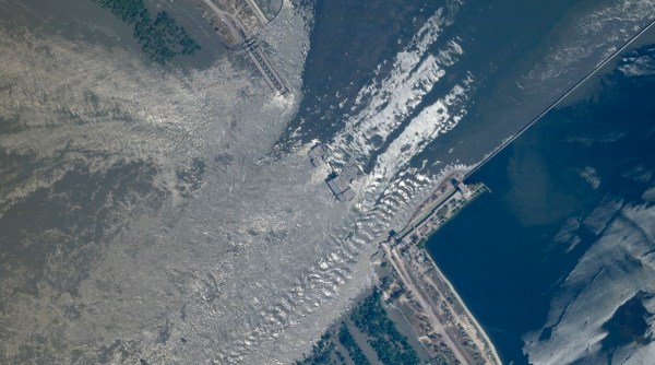 As water from destroyed dam rises, Ukrainians face a fresh new horror ...