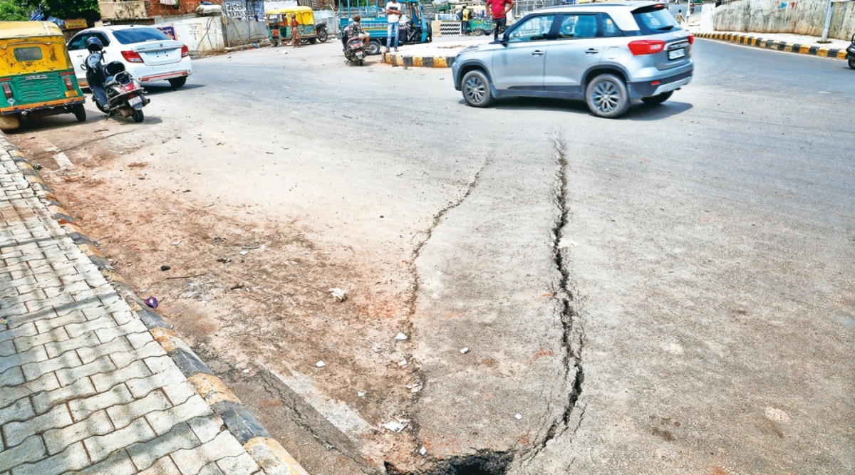 Cracks on roads near Shahpur Metro station attract onlookers | Ahmedabad News - The Indian Express