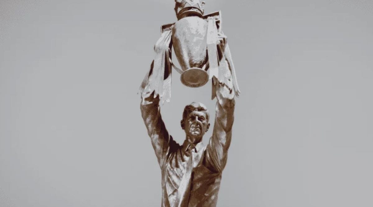 Arsenal unveil Arsene Wenger’s bronze statue outside Emirates Stadium ...