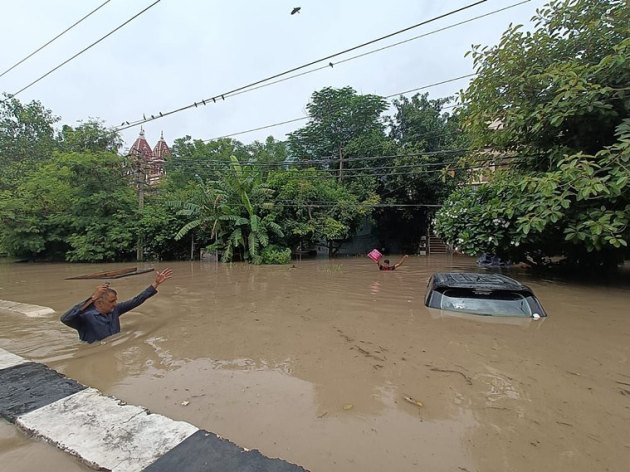 Low-lying areas in Delhi flooded as Yamuna flows at all-time high ...