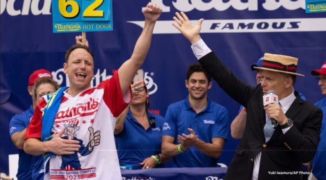 Nathan’s Hot Dog Eating Contest: Winner gulps down 62 hot dogs in 10 ...