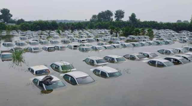 Around 350 vehicles submerged in Noida as Hindon water level rises ...