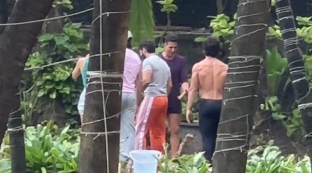 Akshay Kumar hosts Varun Dhawan, Tiger Shroff at his Juhu home for a volleyball match, watch ...