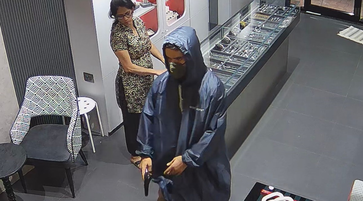 Man arrested for gunpoint robbery bid at Bandra jewellery store ...