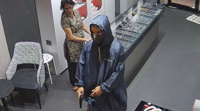 Man arrested for gunpoint robbery bid at Bandra jewellery store ...