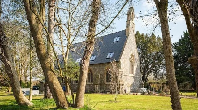 A church-turned-home is on sale for $2.8 million or over 23 crores in ...