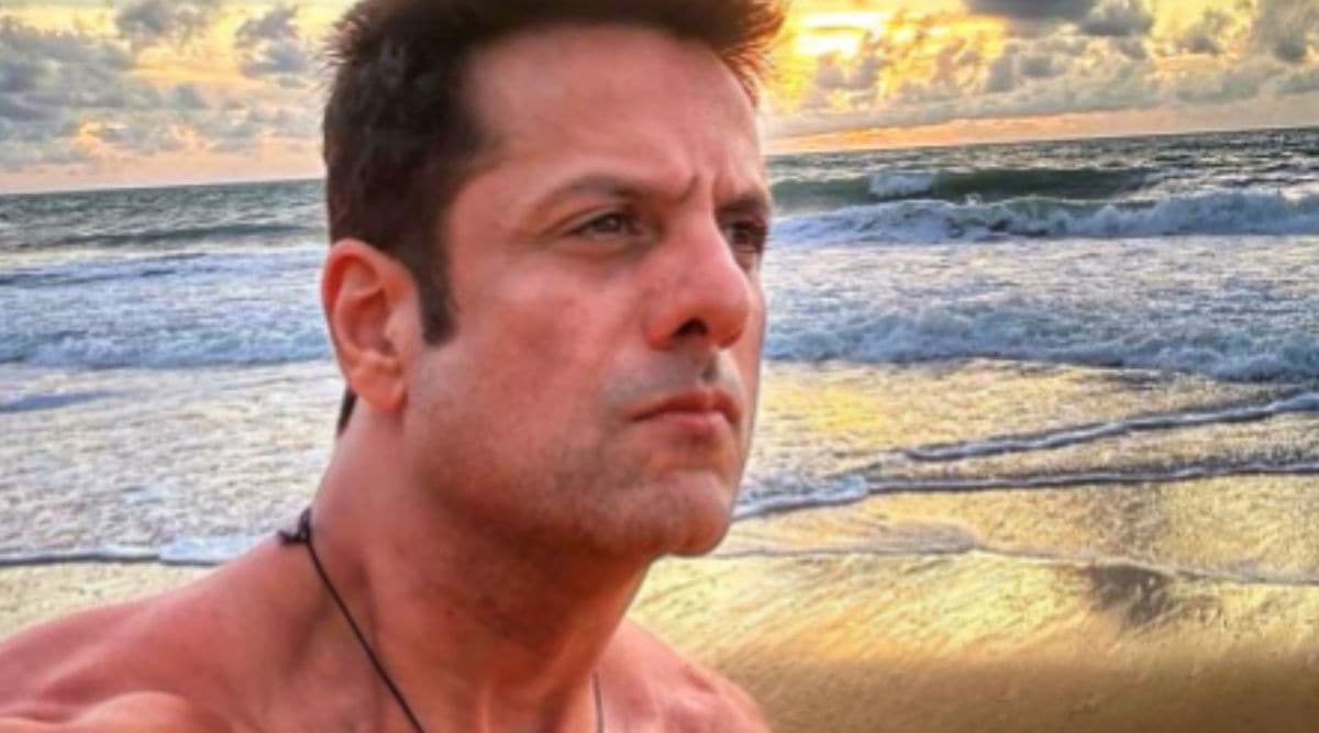 Fardeen Khan looks ripped in new beach selfie, impresses Abhishek ...