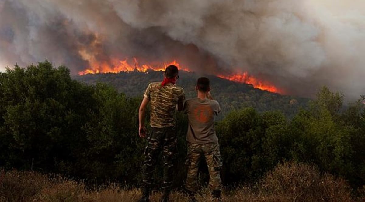 Hundreds of firefighters battle raging Greece wildfire