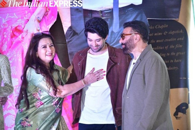 Sunny Deol, Poonam Dhillon support kids Rajveer, Paloma at Dono trailer ...