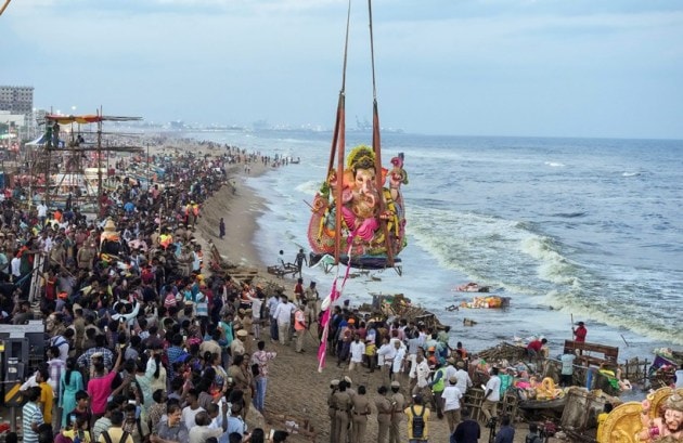 Ganesh Visarjan 2023: Devotees bid adieu to Bappa | Lifestyle Gallery News - The Indian Express