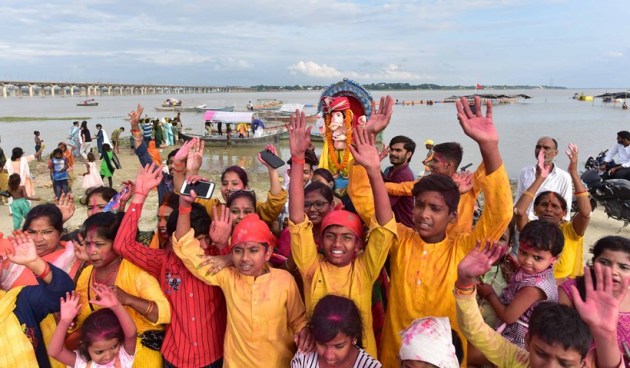 Ganesh Visarjan 2023: Devotees bid adieu to Bappa | Lifestyle Gallery News - The Indian Express