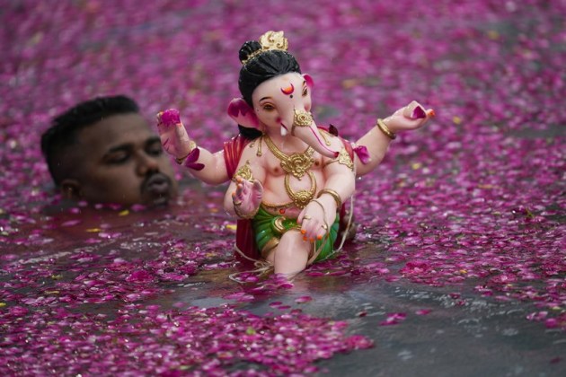 Ganesh Visarjan 2023: Devotees bid adieu to Bappa | Lifestyle Gallery News - The Indian Express