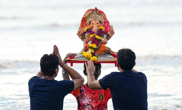 Ganesh Visarjan 2023: Devotees bid adieu to Bappa | Lifestyle Gallery News - The Indian Express