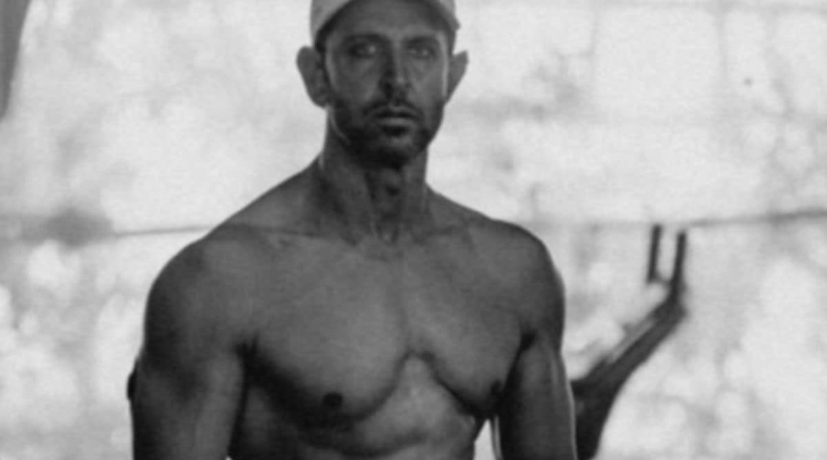 Hrithik Roshan flaunts his six-pack abs; girlfriend Saba Azad is all ...
