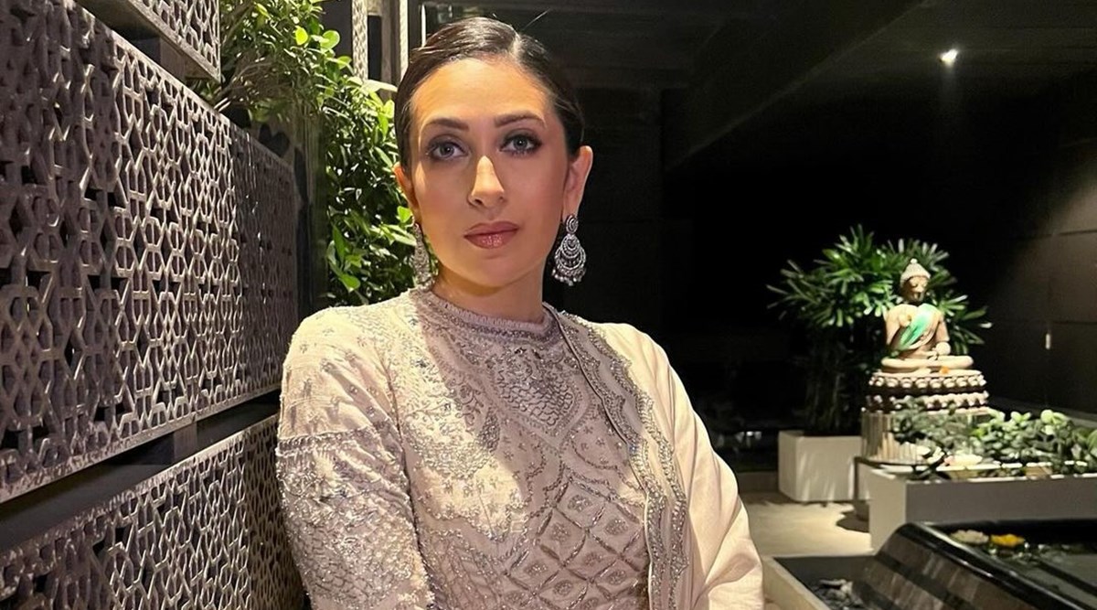 Karisma Kapoor’s latest fashion outing in black sari turns heads ...