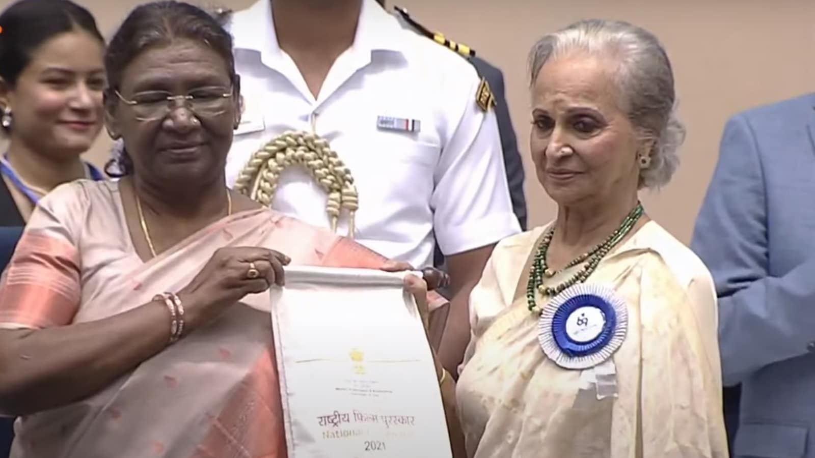 Emotional Waheeda Rehman gets standing ovation as she is honoured with ...