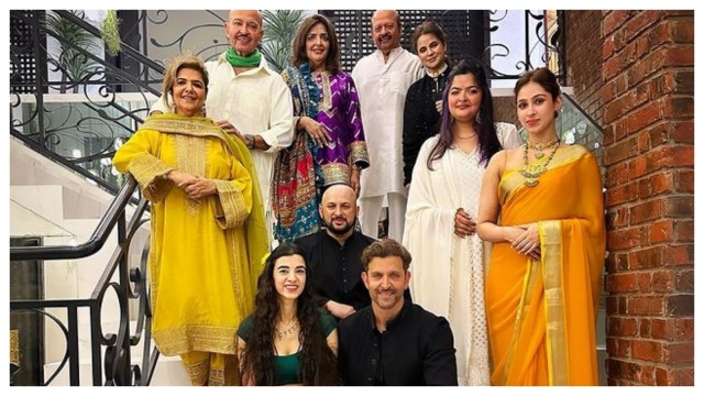Hrithik Roshan and girlfriend Saba Azad celebrate Diwali with Roshans, pose for family pics ...