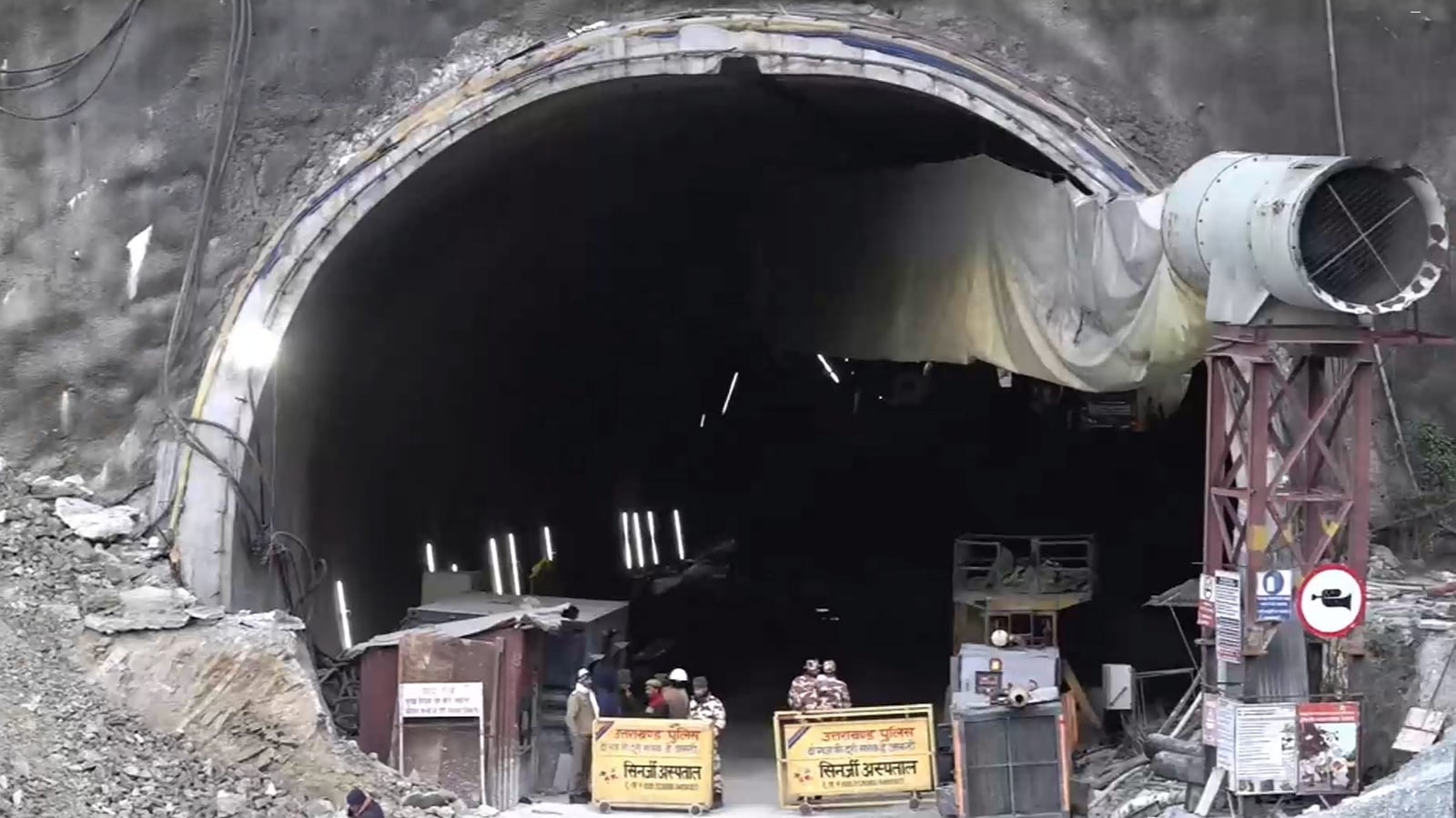 After setback in Uttarkashi tunnel rescue, bigger machine flown in from ... After setback in Uttarkashi tunnel rescue, bigger machine flown in from ...