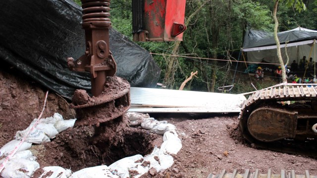 Uttarakhand tunnel collapse: Heavy drilling machine sent from Gujarat ...