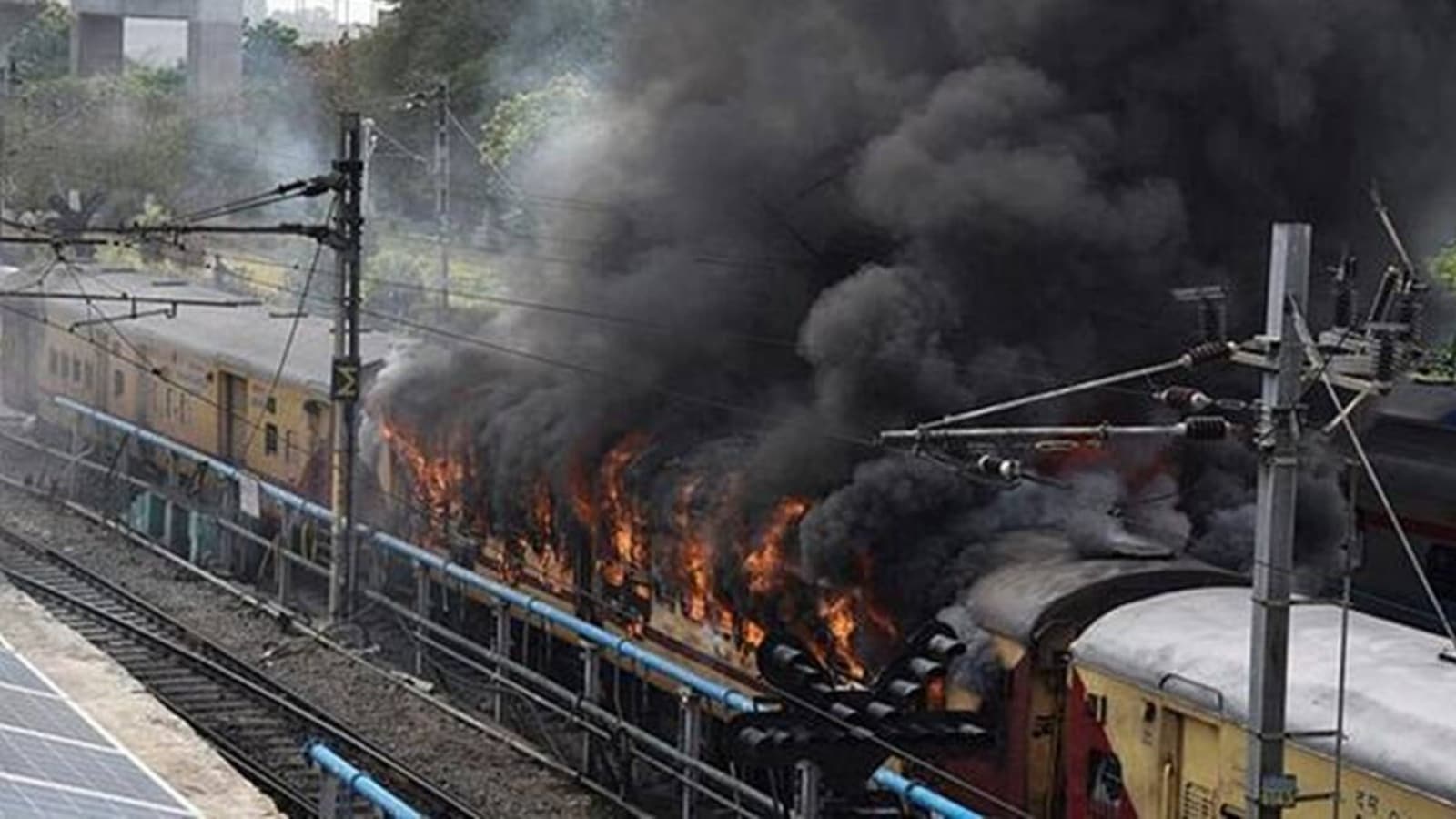 Delhi-Saharasa Vaishali Express: Another train catches fire in Etawah ...