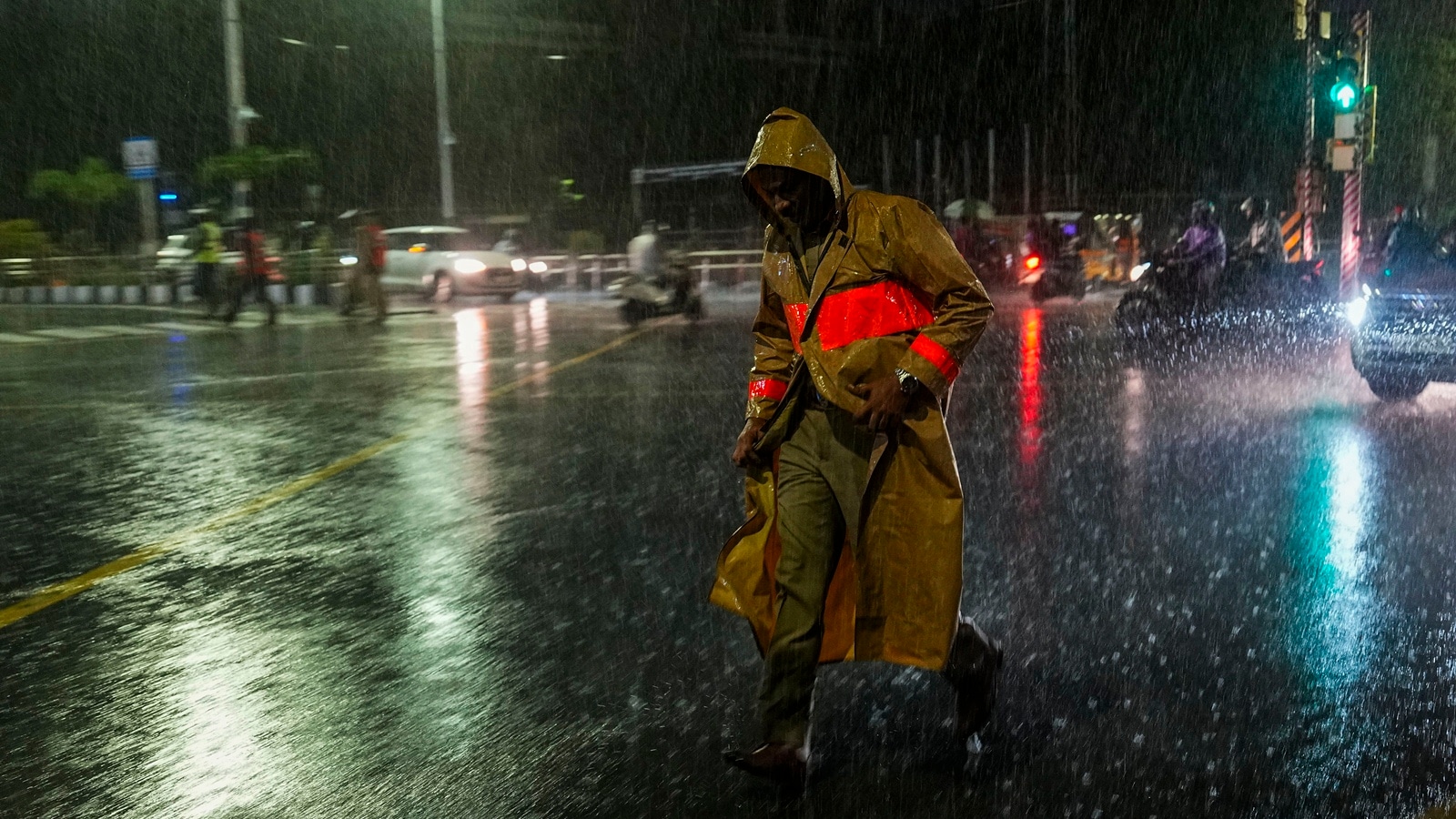 As Cyclone Michaung nears, Chennai airport shut till 11 pm, roads ...