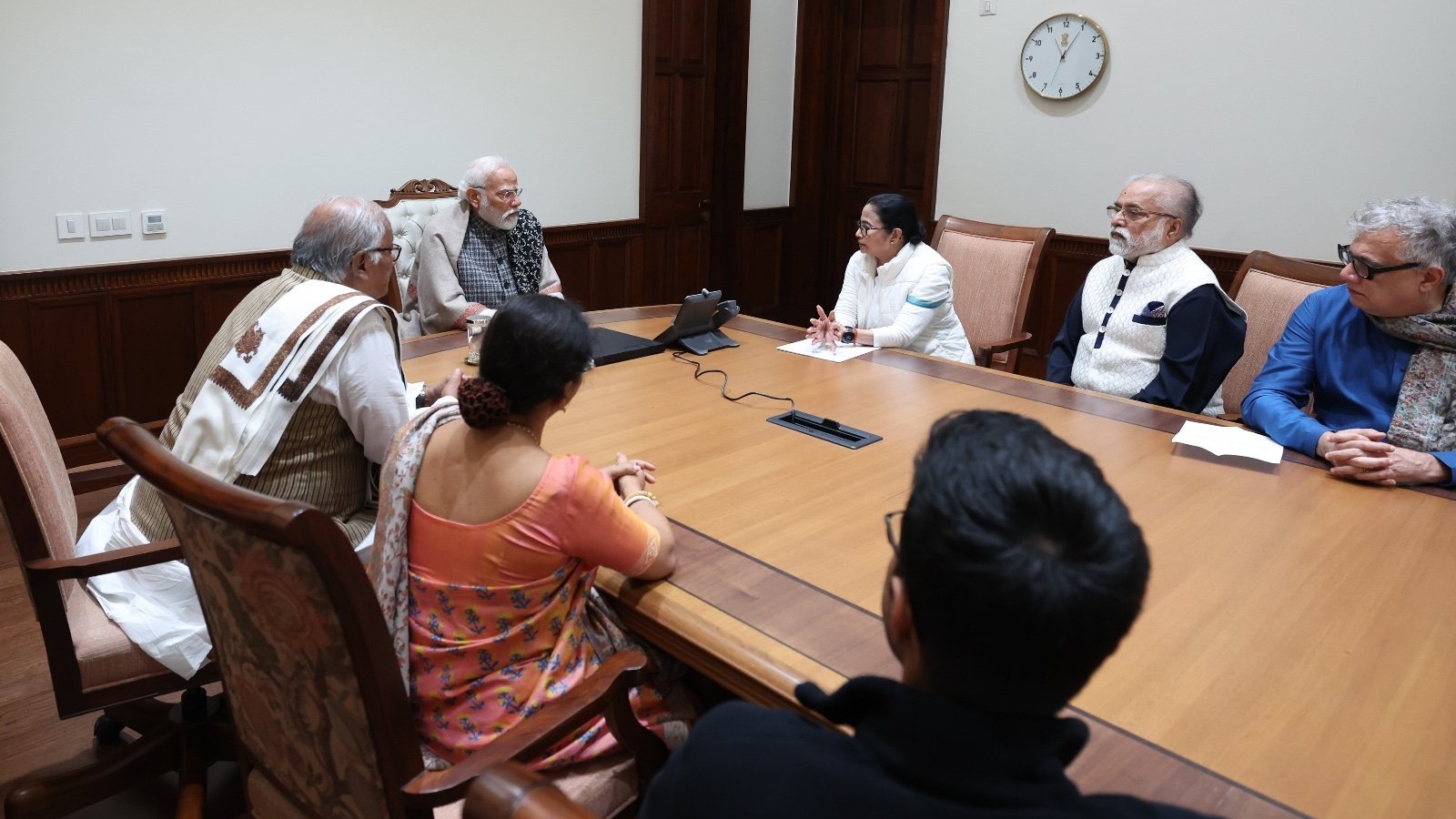 Mamata Banerjee meets PM Modi, says Centre and state officials to meet ...