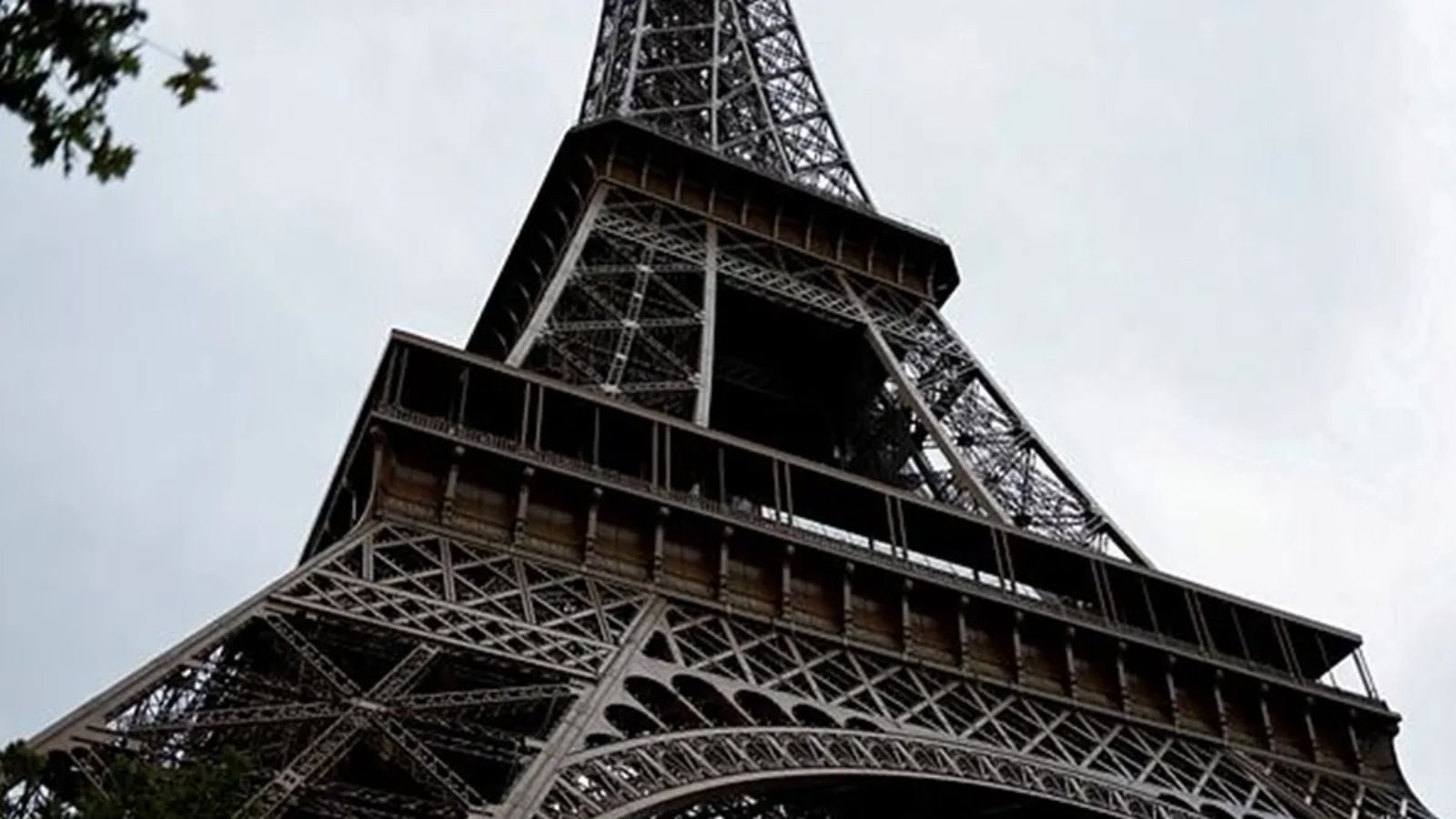 One dead, two injured after man attacks tourists near Paris Eiffel ...