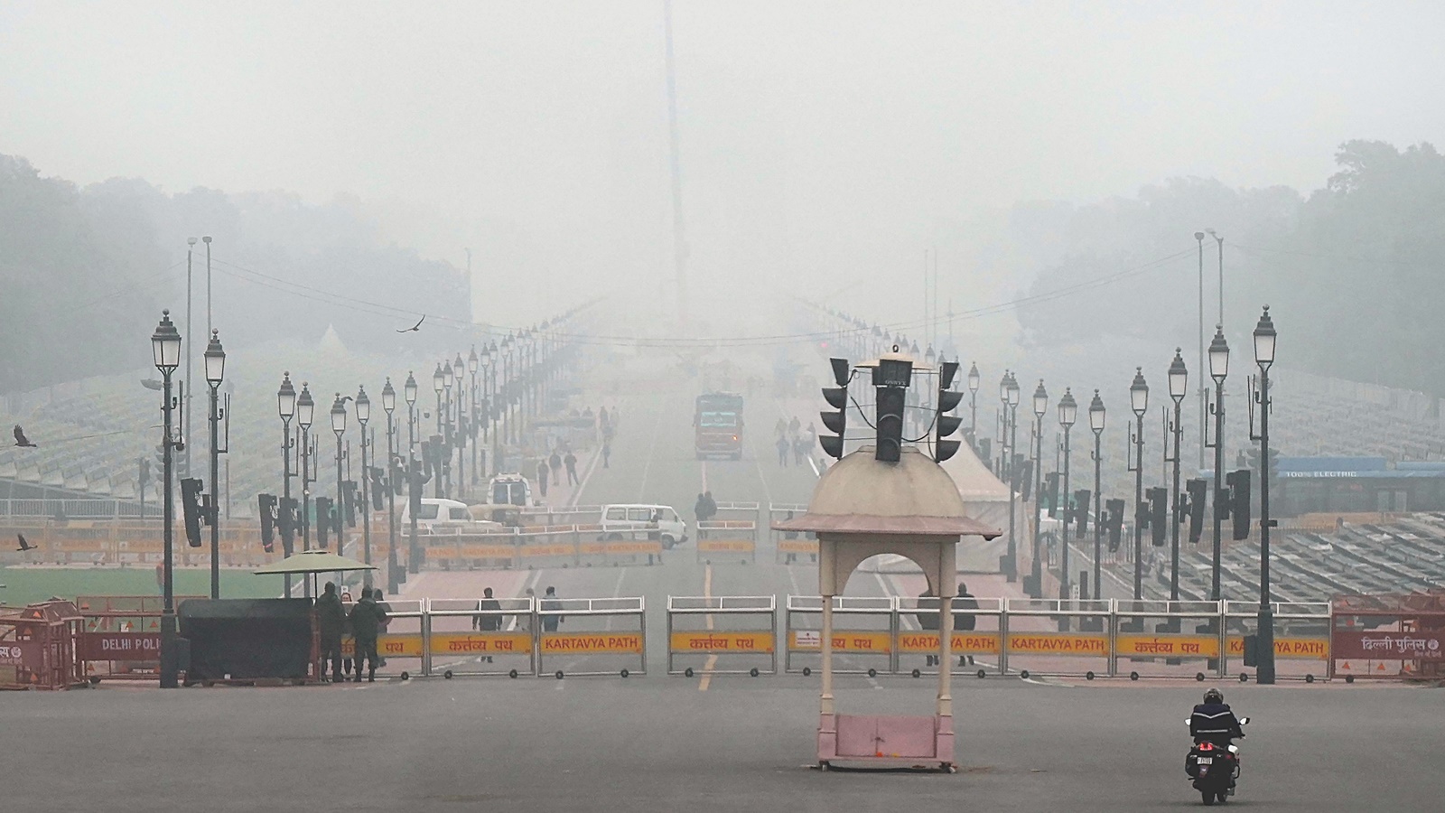 Flights, trains delayed as fog engulfs Delhi-NCR | Delhi News - The ...