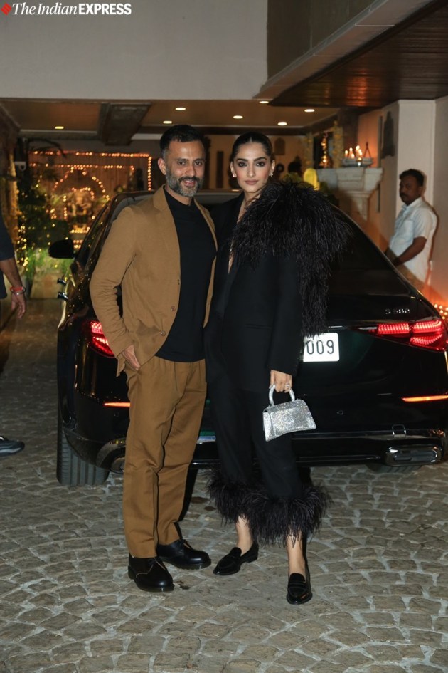 Anil Kapoor hosts Javed Akhtar’s birthday bash, he asks papparazi ‘shor ...