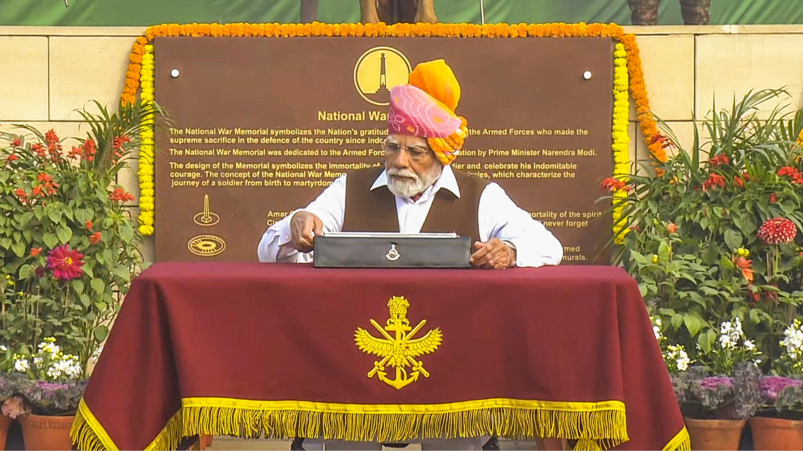 PM Modi sports multi-coloured turban at Republic Day parade | India ...